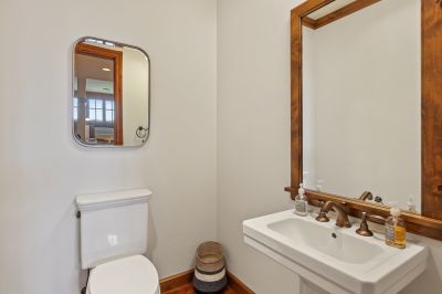 Gozzer Ranch | Lakeshore Lodge 306